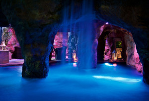 21 Of The Most Insane And Amazing Pools From Around The World (Photos)